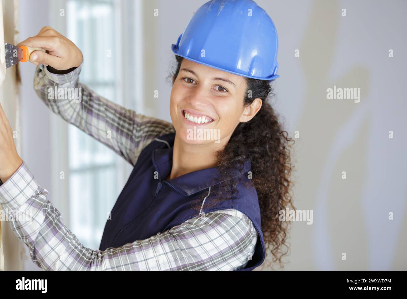 woman construction worker chipping away plaster Stock Photo - Alamy
