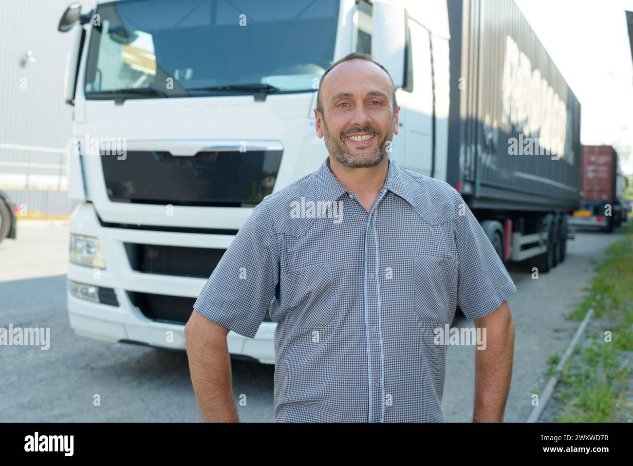 Crane loading semi truck hi-res stock photography and images - Alamy