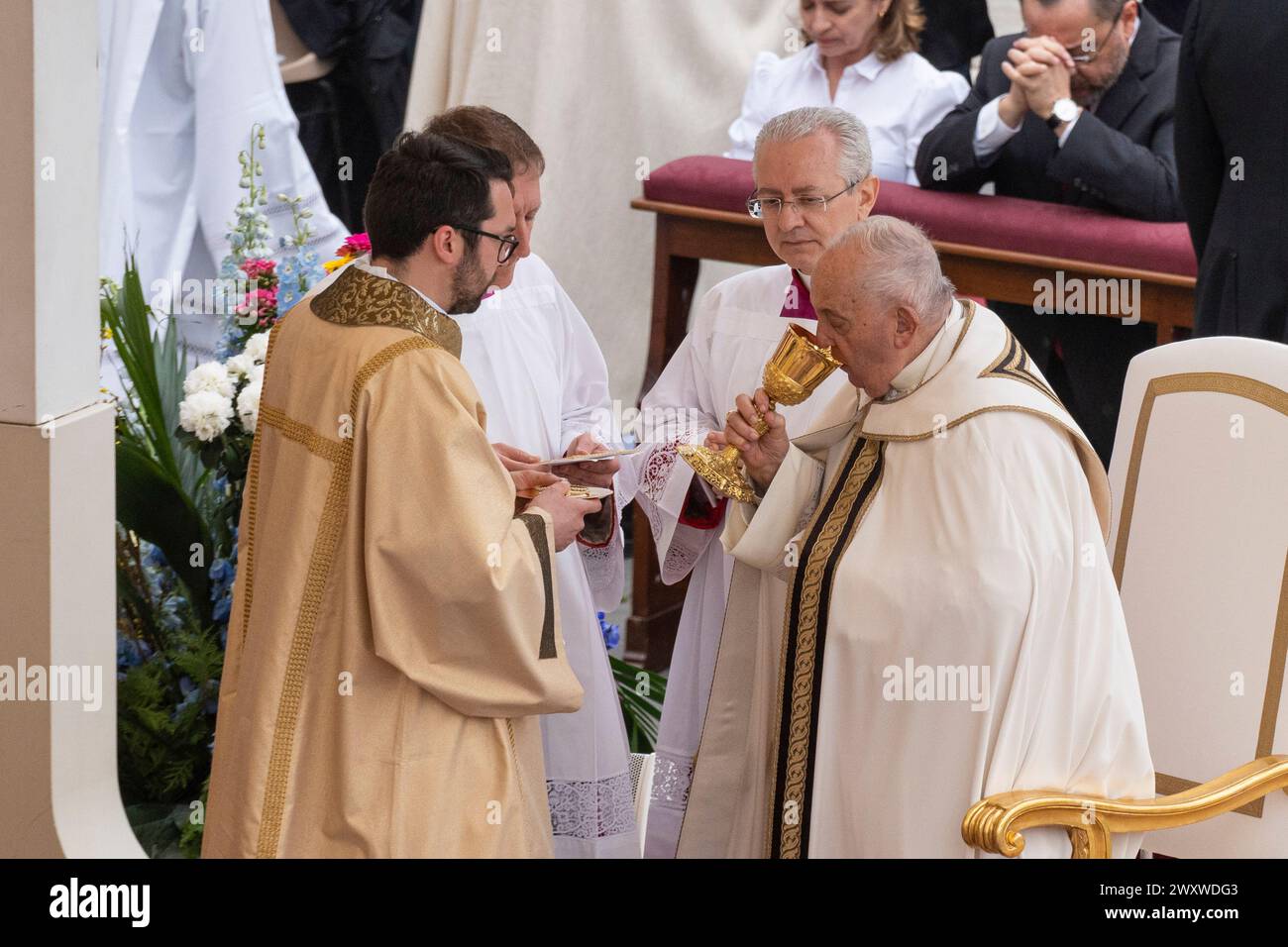 Pope Francis takes the holy communion during during the Easter Holy ...