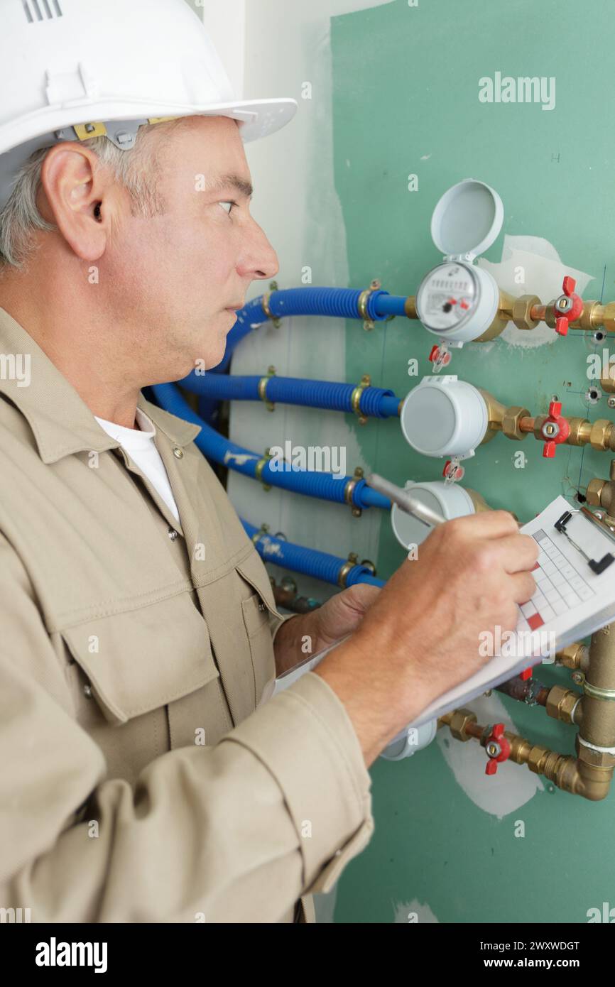 Energy meter reading man hi-res stock photography and images - Alamy