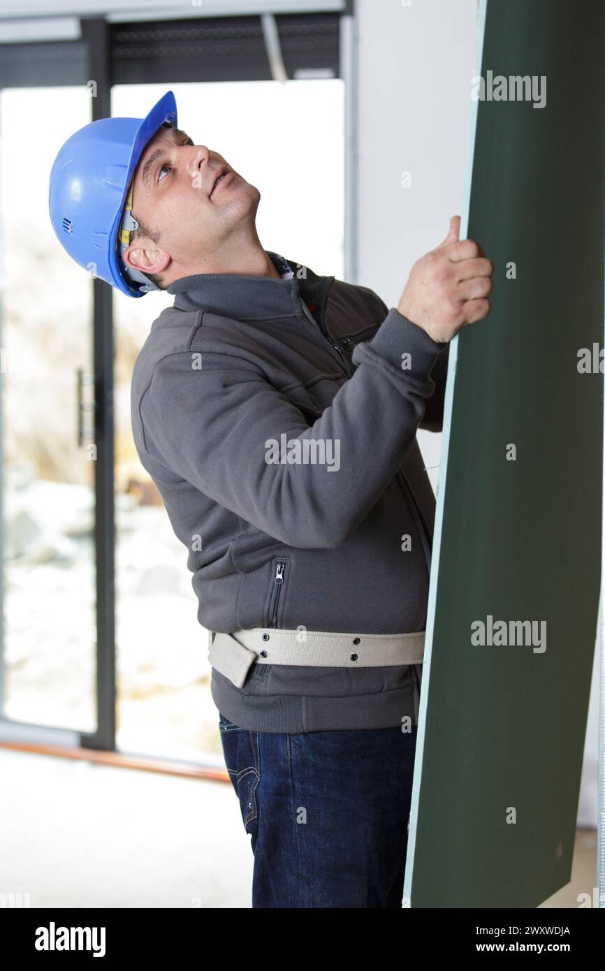 builder worker install a wall Stock Photo - Alamy