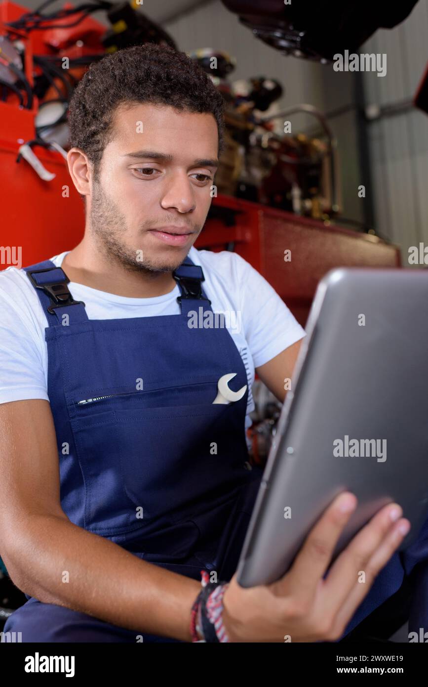 a young mechanic using tablet Stock Photo - Alamy