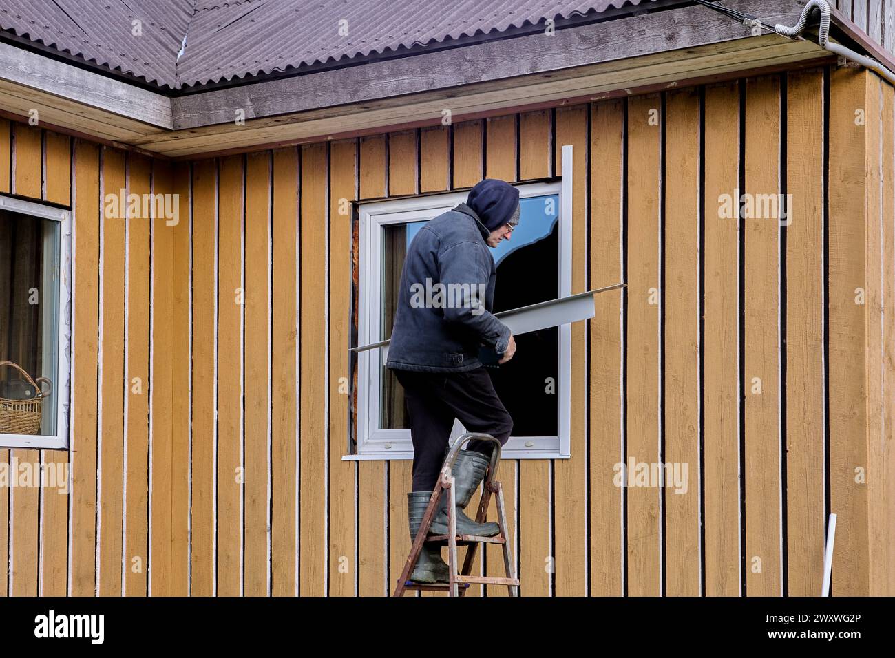 Exterior window finishing with metal jambs and mouldings, construction ...