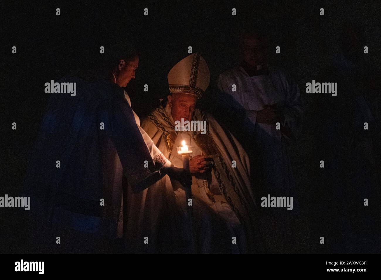 Pope Francis presides the liturgy of the light during solemn Easter ...