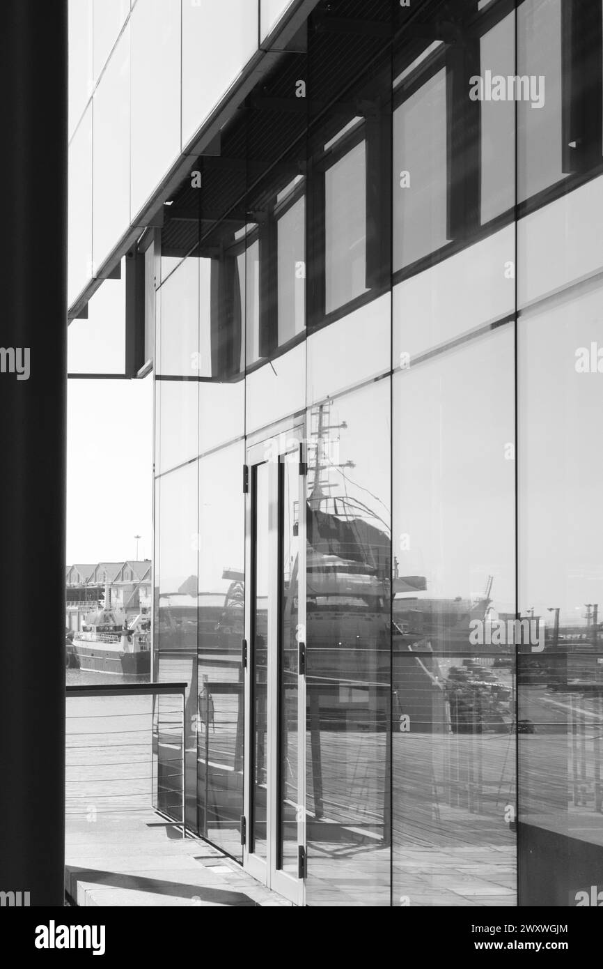 Grey high rise building hi-res stock photography and images - Alamy