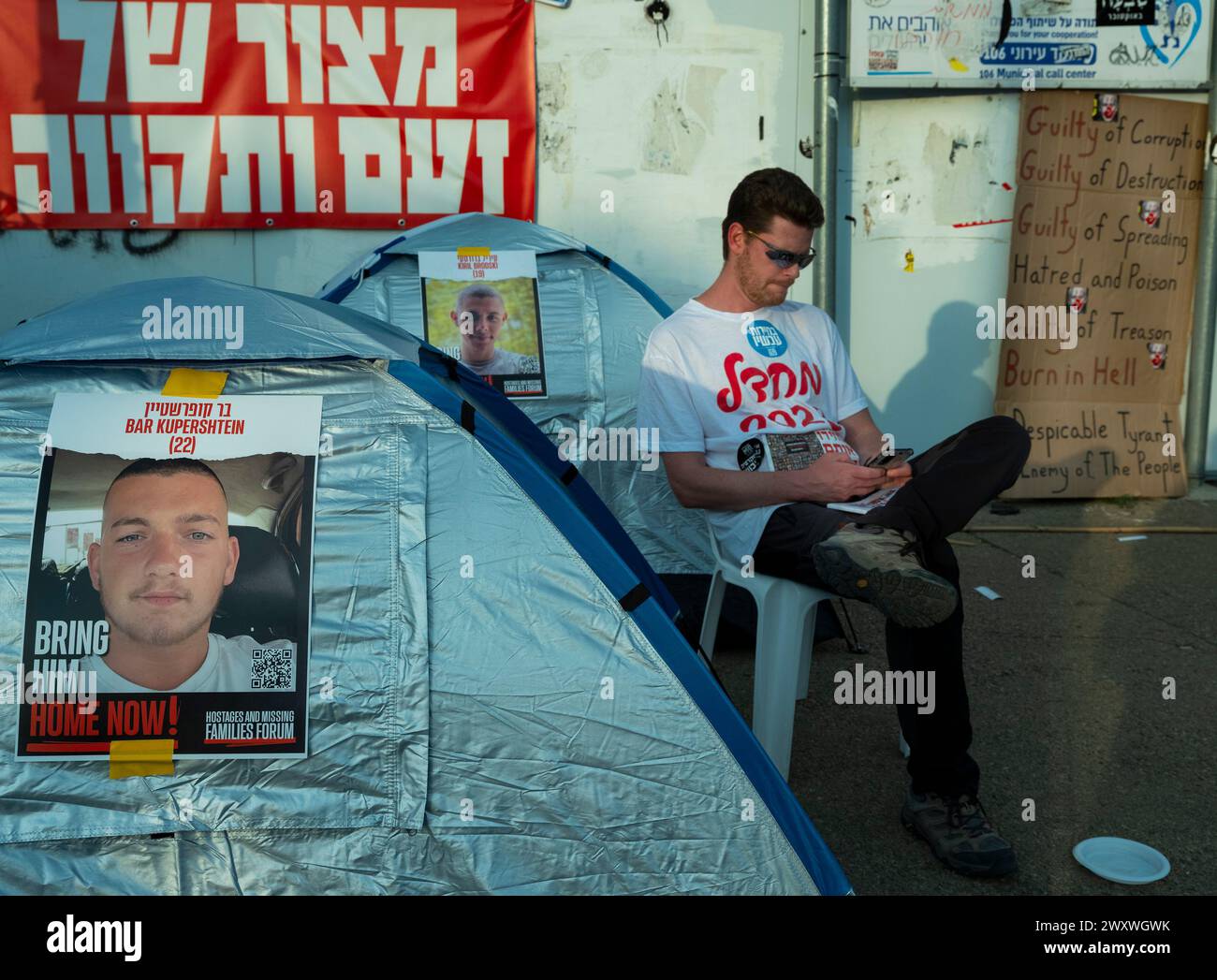 Release hostages sign hi-res stock photography and images - Alamy