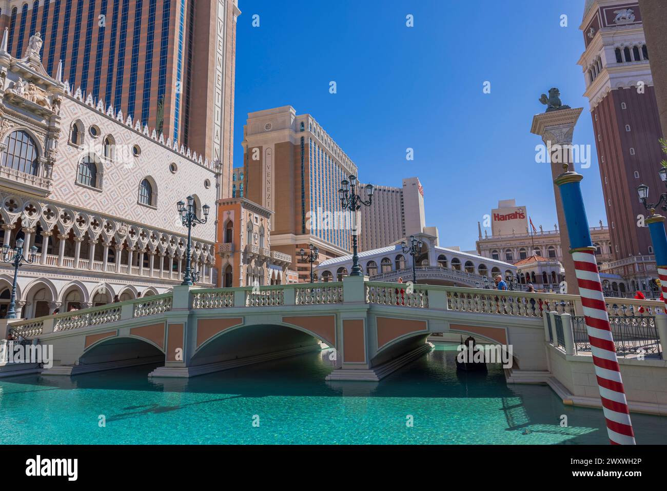 Shopping mall venetian hotel las hi-res stock photography and images ...