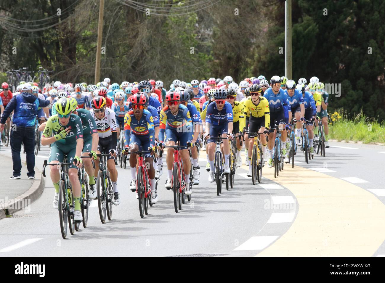 Peloton led by Broa but with Lidl Trek Groupama FDJ and Visma all ...