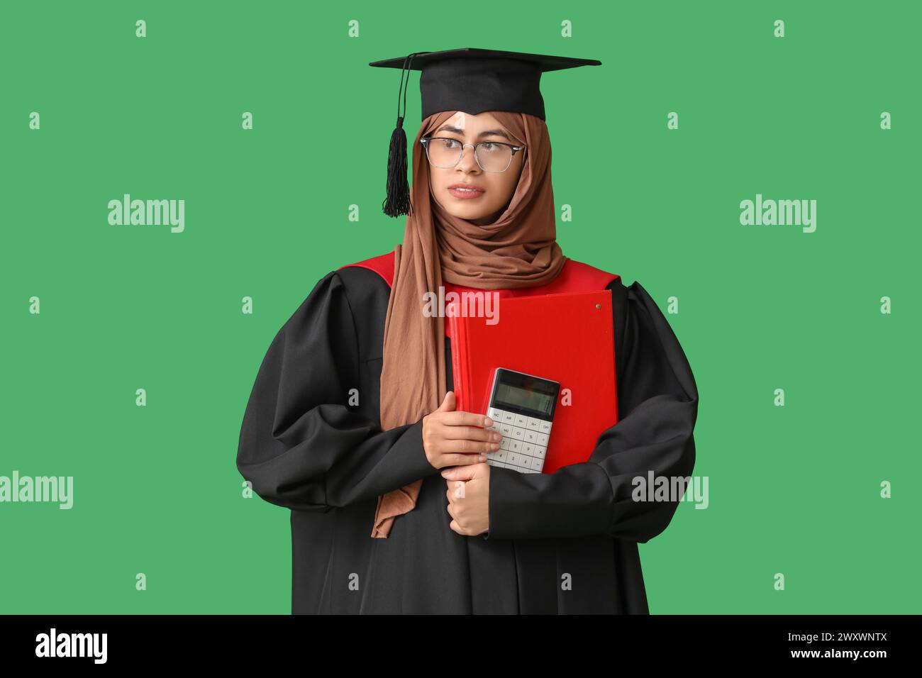Arabic female graduate hi-res stock photography and images - Alamy
