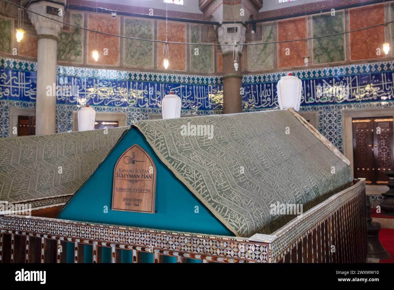 Tomb of Suleiman the Magnificent, Suleymaniye mosque, Istanbul, Turkey ...