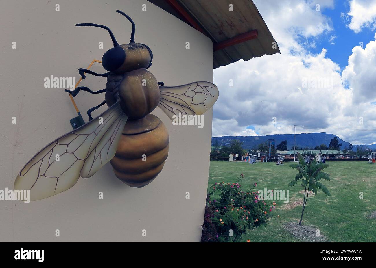Bogota, Colombia. 24-01-2024. The figure of a bee is seen on a wall in the ecological park Jaime ...