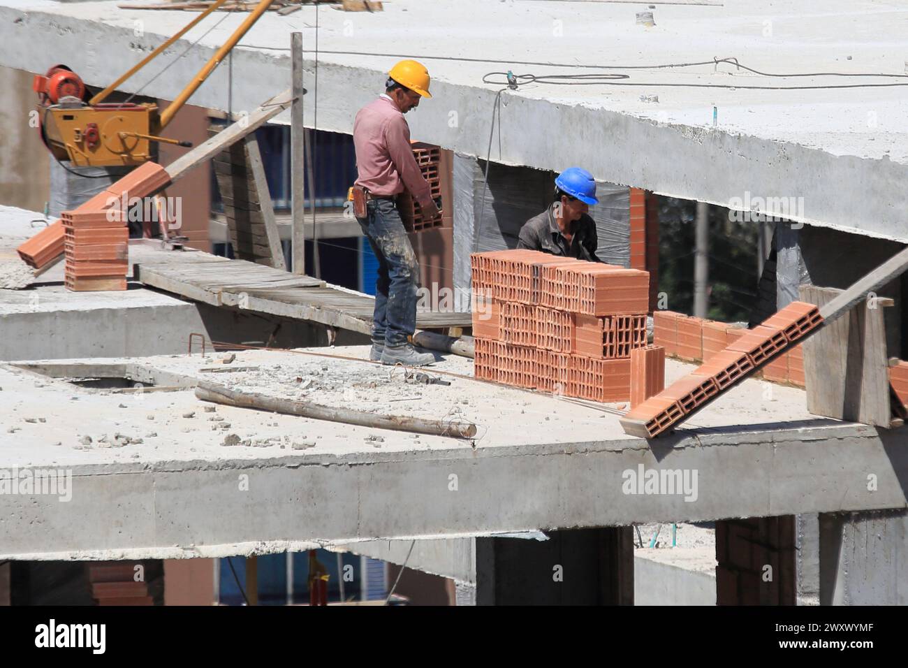 Bogota; Colombia. 26-01-2024- Construction workers meet during a ...