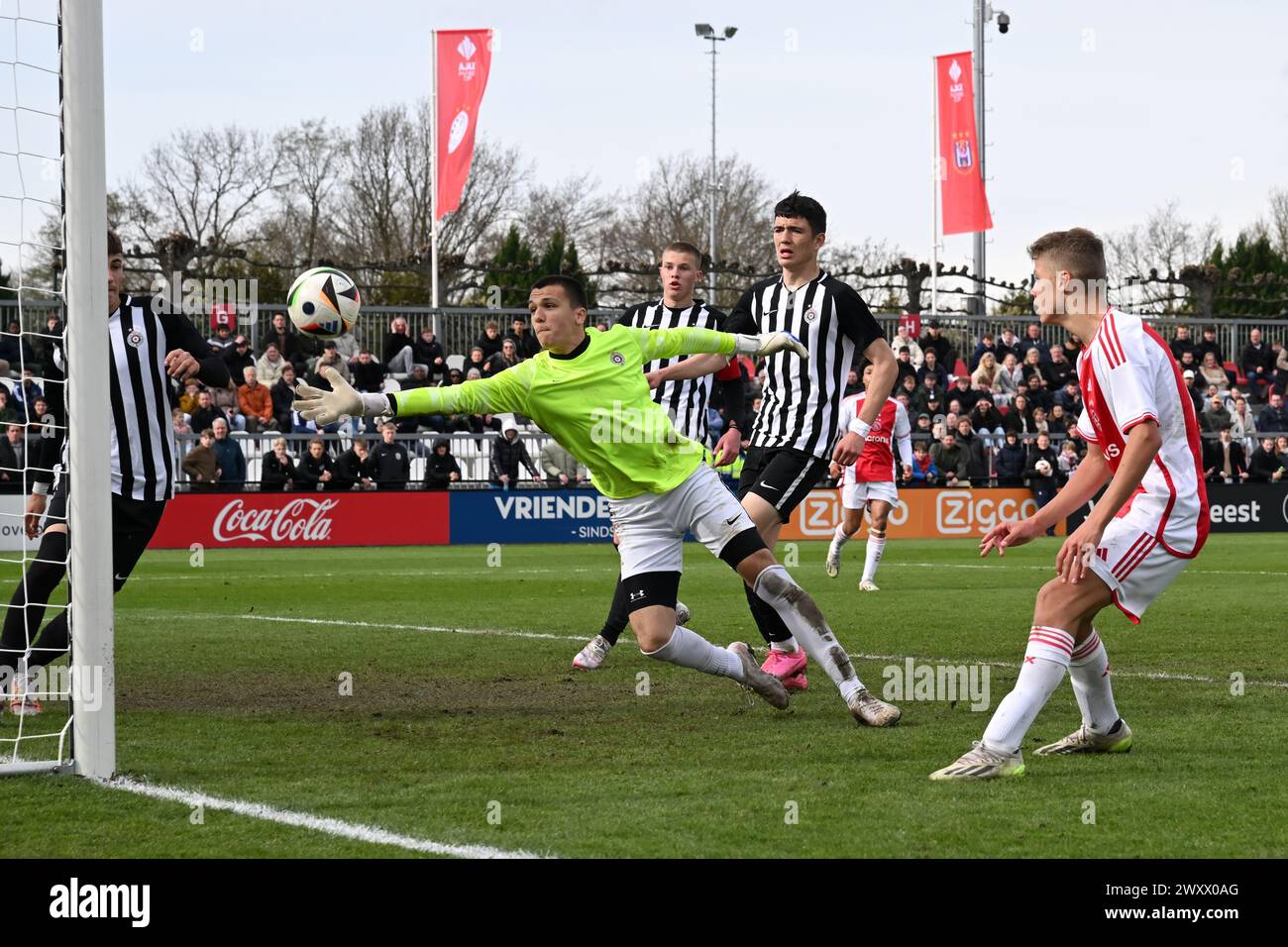 AMSTERDAM - Sean Steur of Ajax U17 (r) scores the 2-0 during the Ajax ...
