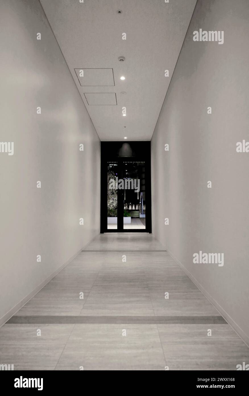 Empty hallway hi-res stock photography and images - Alamy