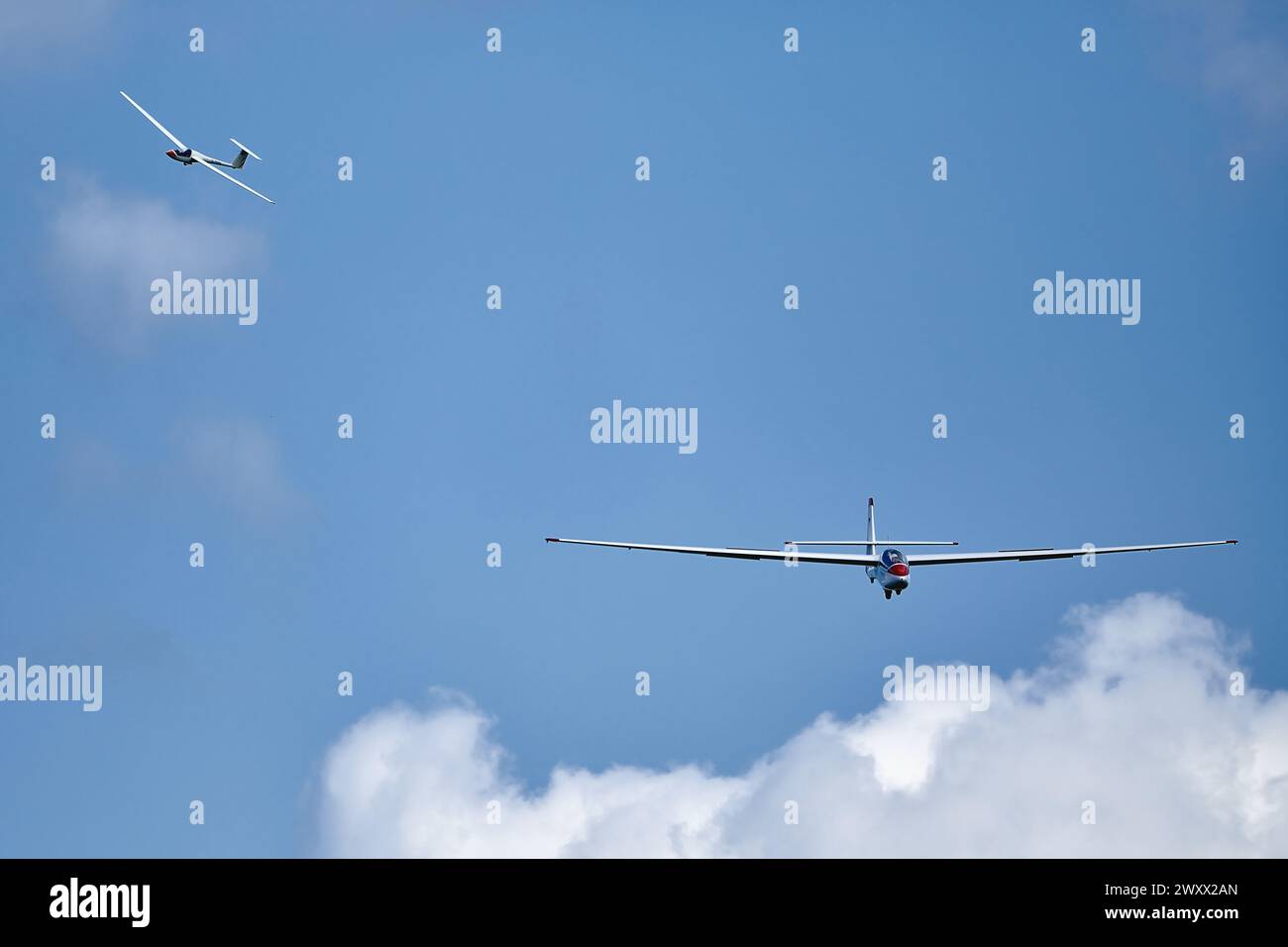 Hang glider landing hi-res stock photography and images - Alamy