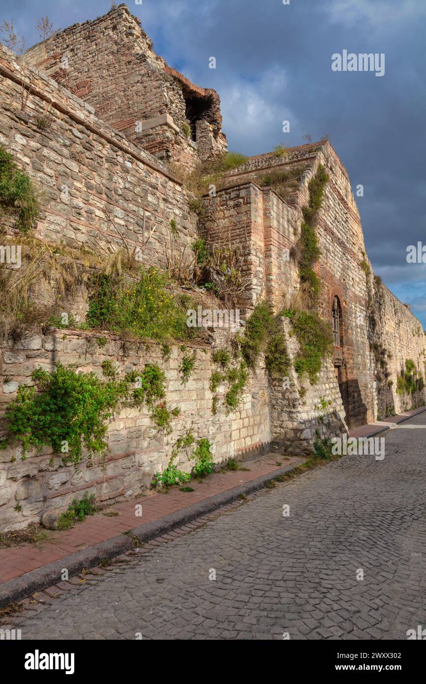 Constantinople city wall, Istanbul, Turkey Stock Photo - Alamy