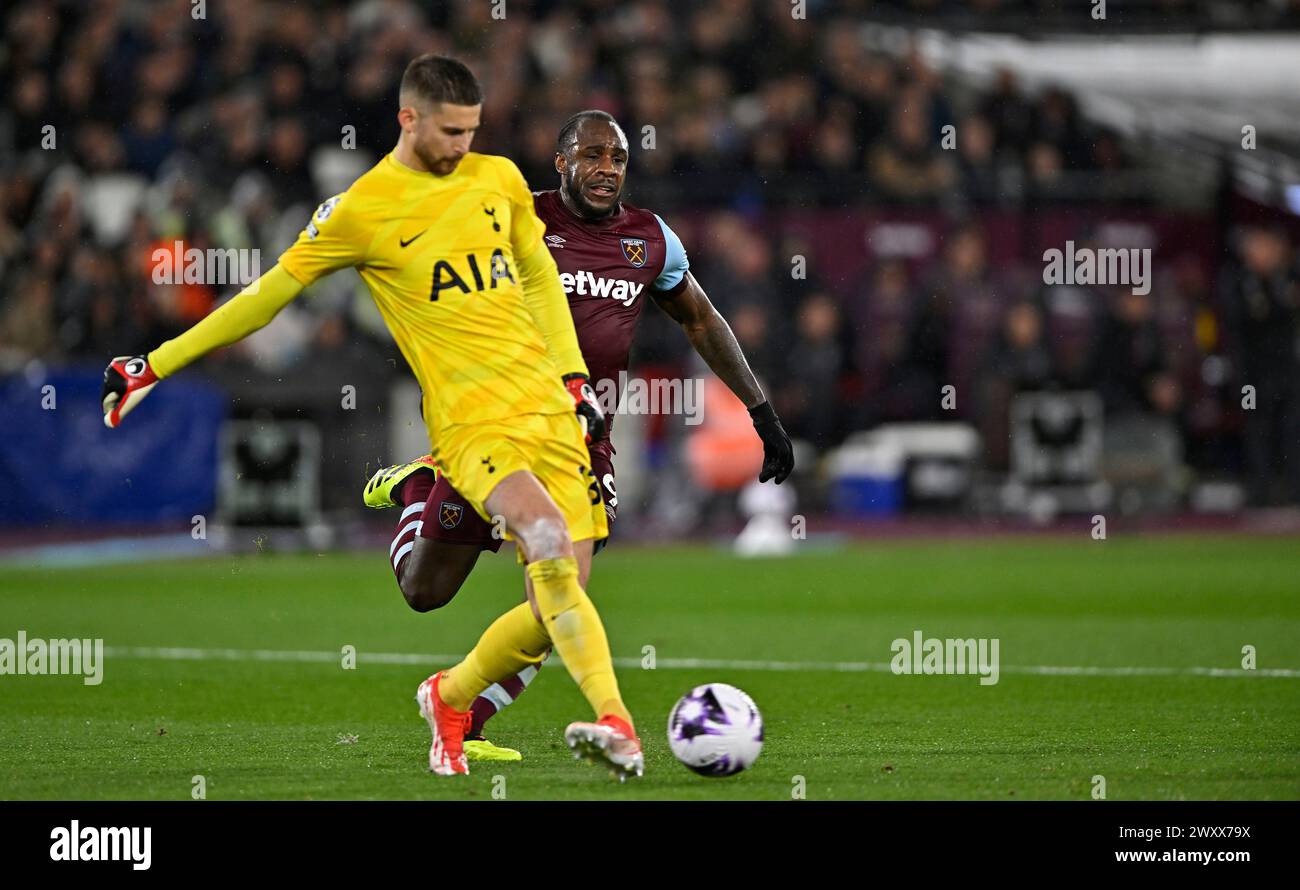 London, UK. 2nd Apr, 2024. Guglielmo Vicario (Spurs, goalkeeper) passes ...