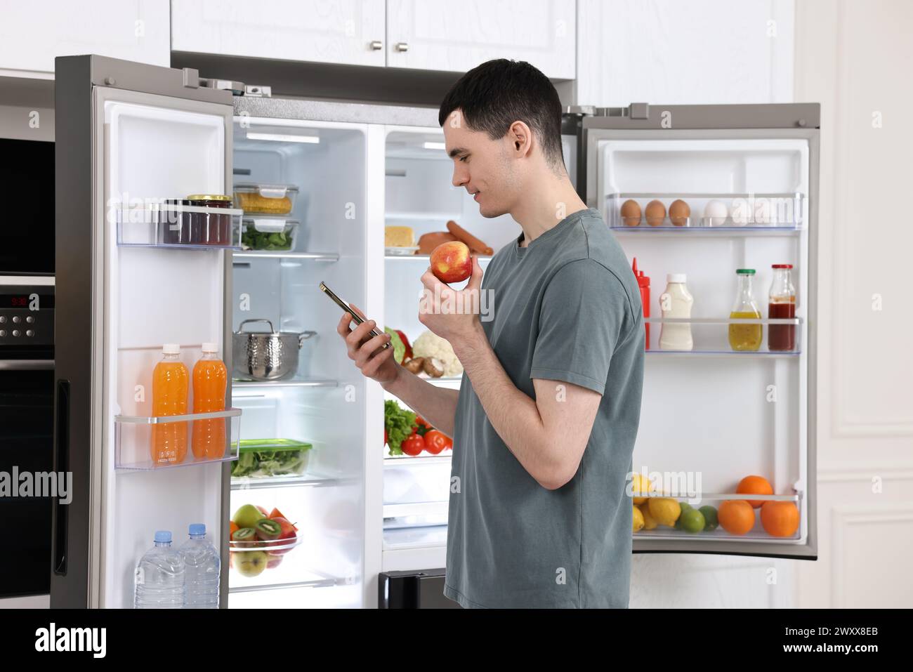 Smiling happy groceries kitchen hi-res stock photography and images - Alamy