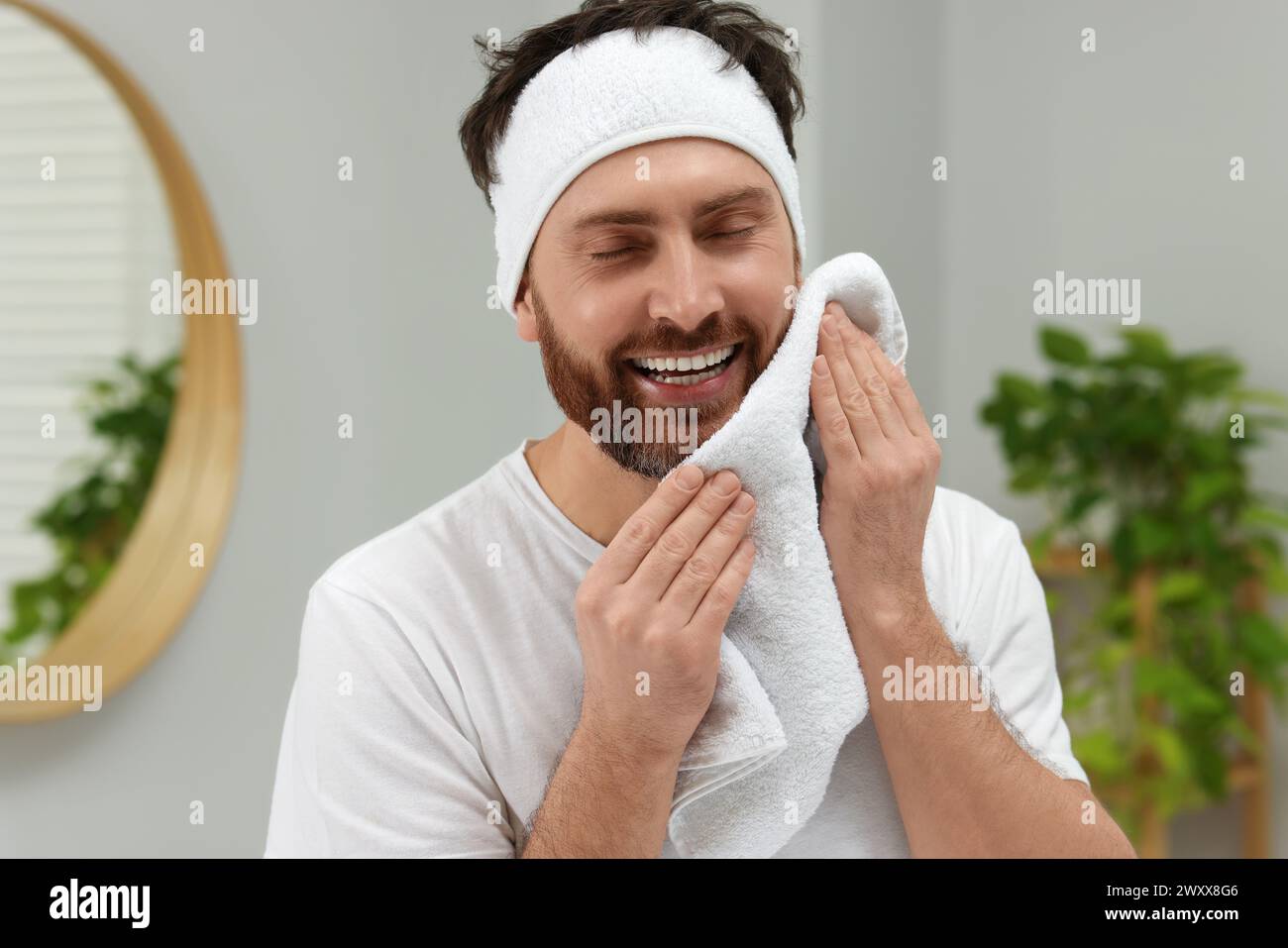 Man wiping face bath towel hi-res stock photography and images - Alamy
