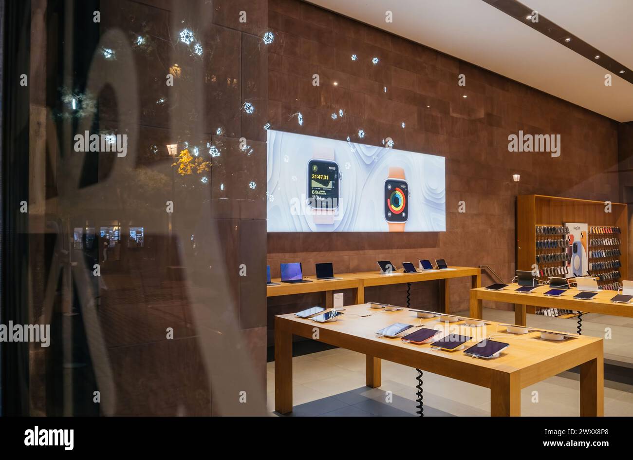 Sleek tables hi-res stock photography and images - Alamy