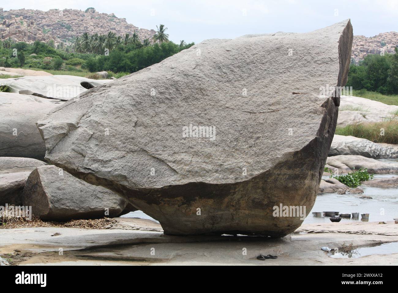Riverside boulders hi-res stock photography and images - Alamy