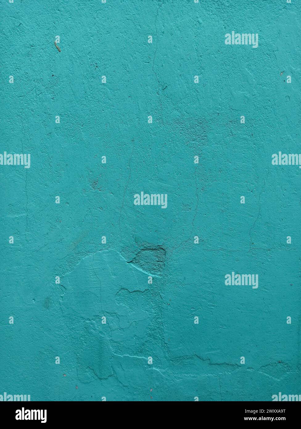 Fondo pared desgastada y agrietada cian. Cyan old painted wall stucco ...