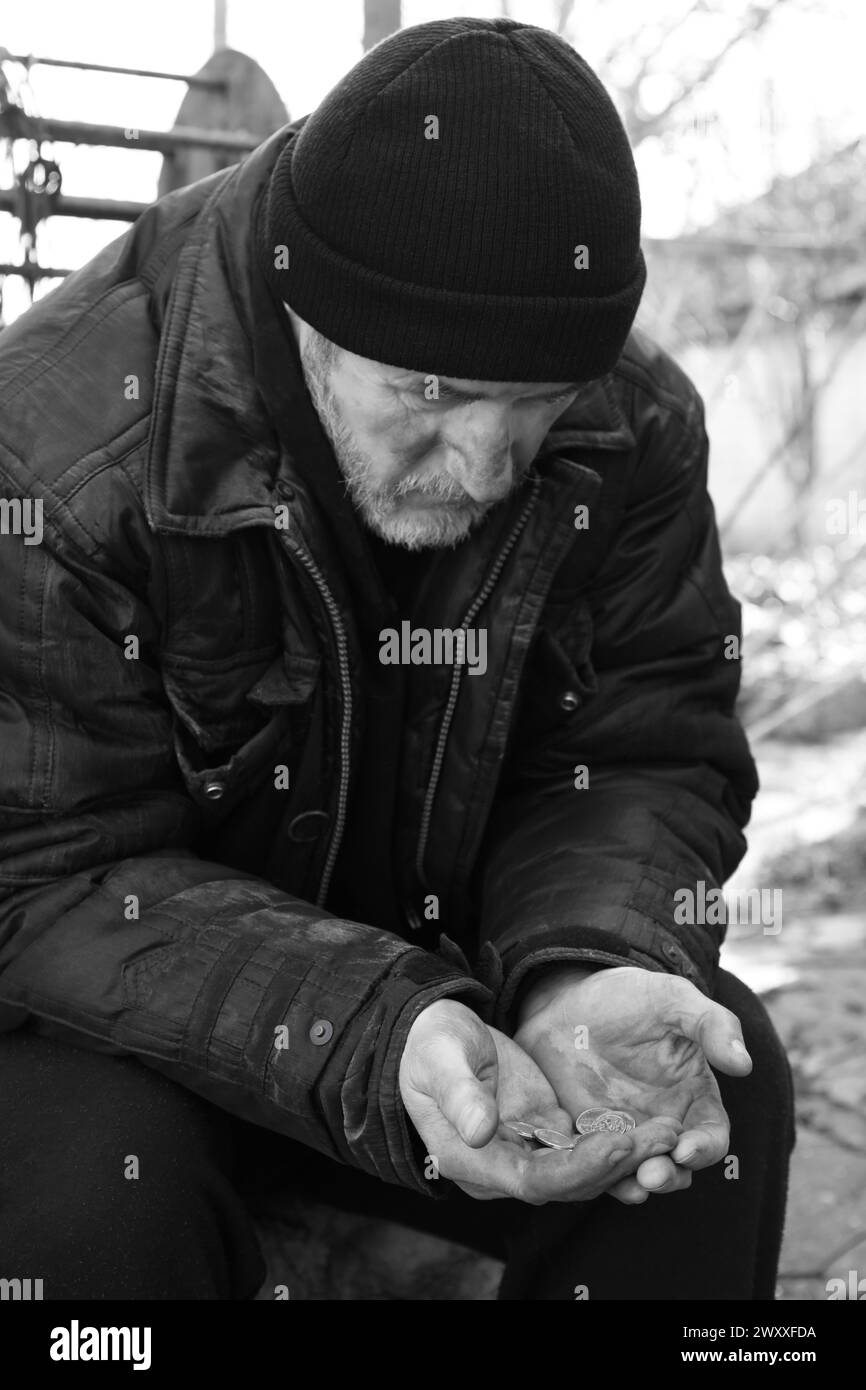 Homeless man counting money hi-res stock photography and images - Alamy