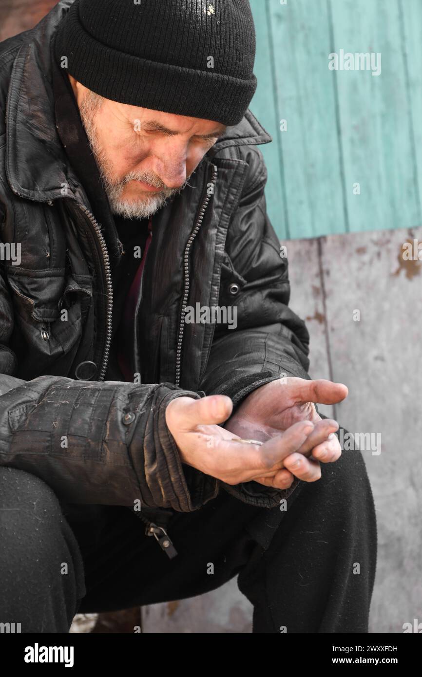 Homeless man counting money hi-res stock photography and images - Alamy