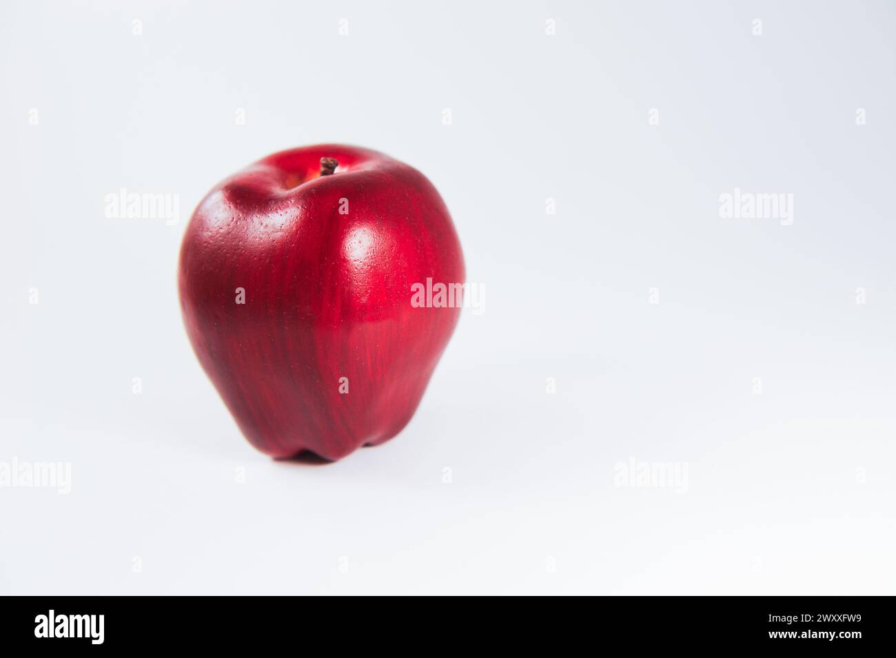a single apple on a white background Stock Photo - Alamy