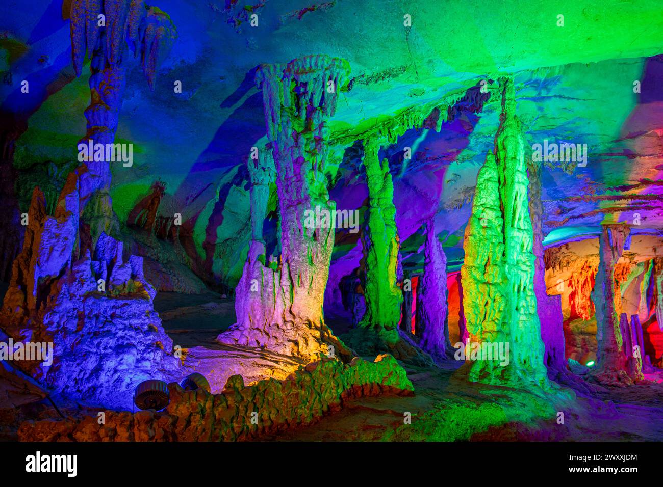 Limestone karst cave china hi-res stock photography and images - Alamy