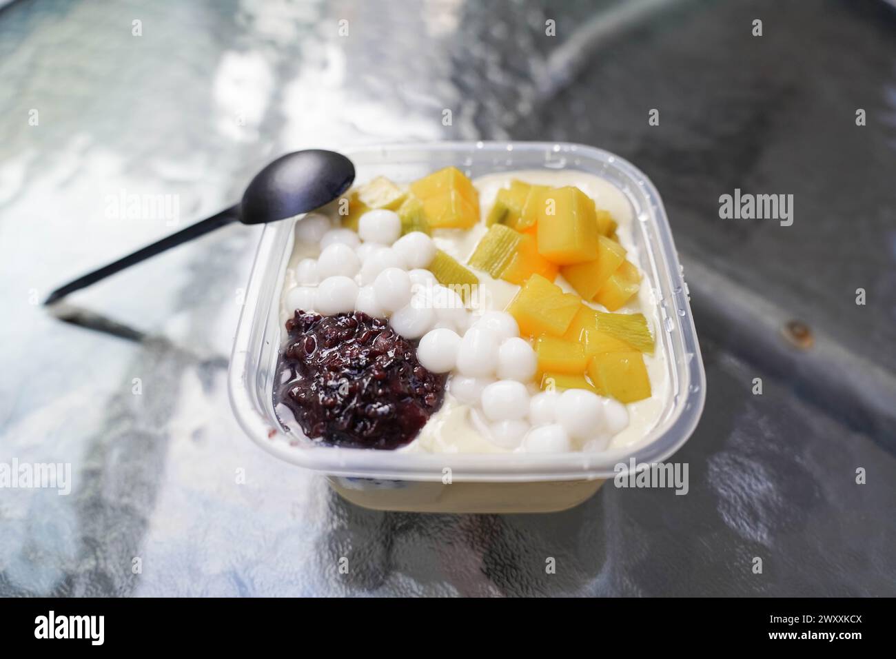 Sichuan specialty cold drink snack ice powder suitable for cooling off ...