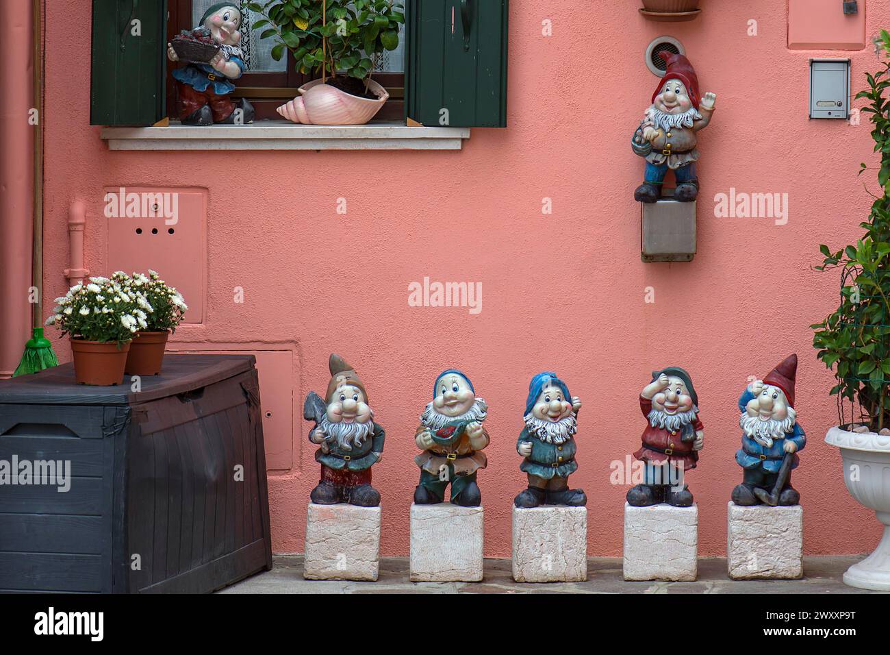 Garden gnome and house hi-res stock photography and images - Alamy