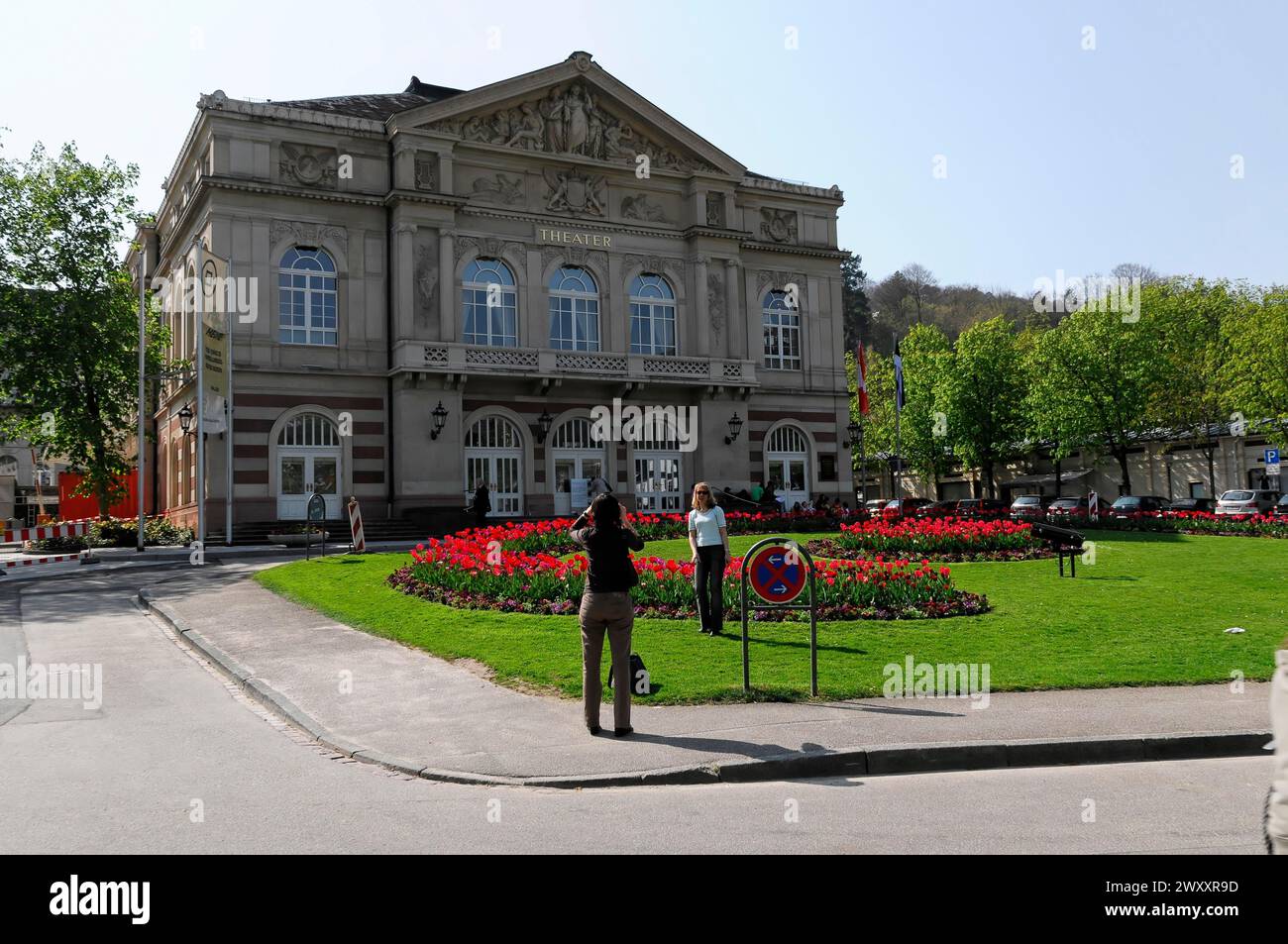 Building by a park hi-res stock photography and images - Alamy