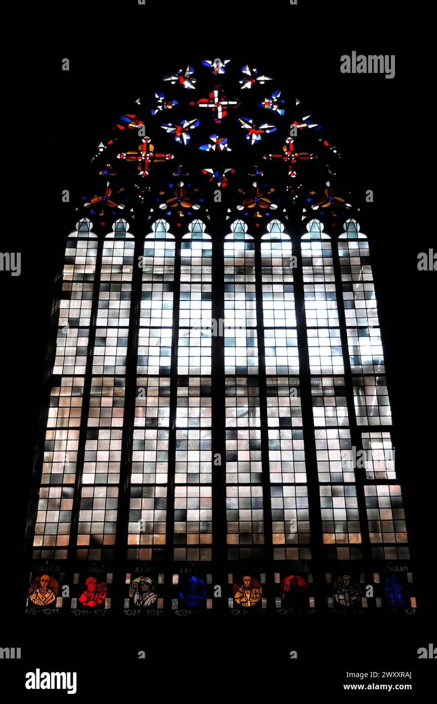 Large stained glass window hi-res stock photography and images - Alamy
