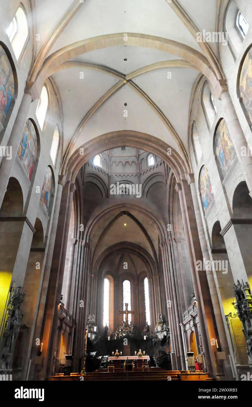 The High Cathedral of Mainz, view of the choir and altar of a church ...