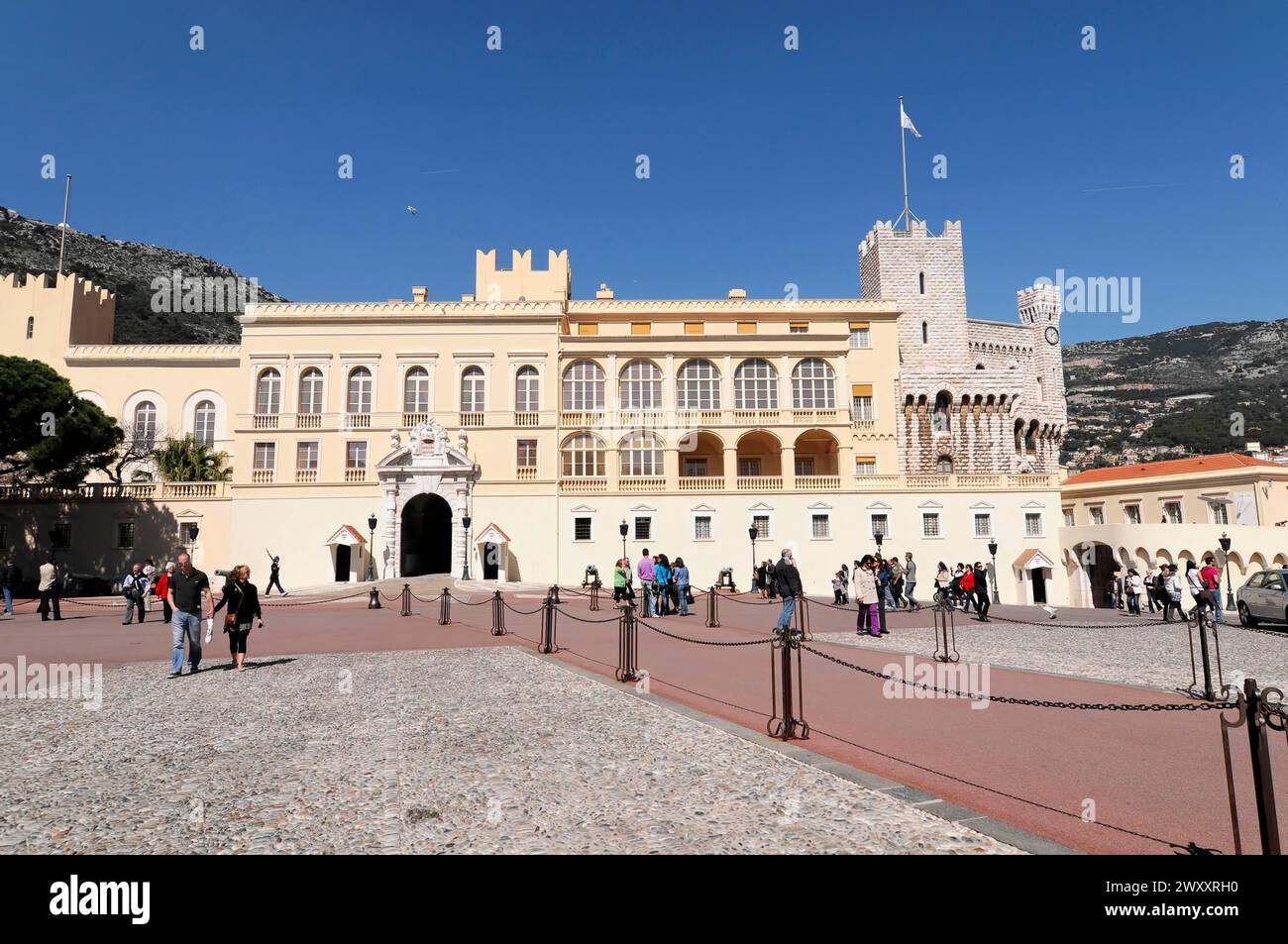 Changing of the guard at 12 o'clock in front of the Prince's Palace ...