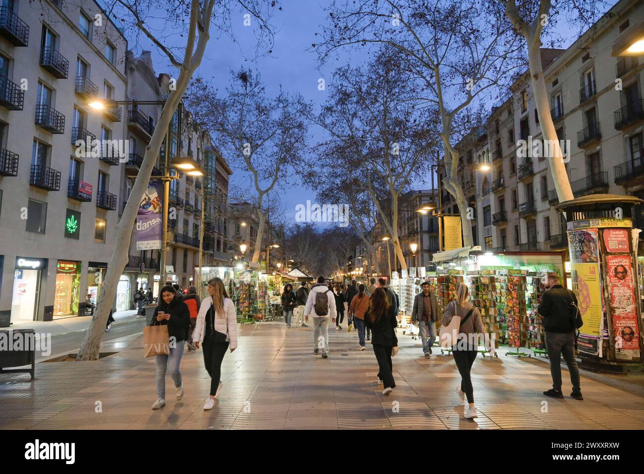 Evening city life many people hi-res stock photography and images - Alamy