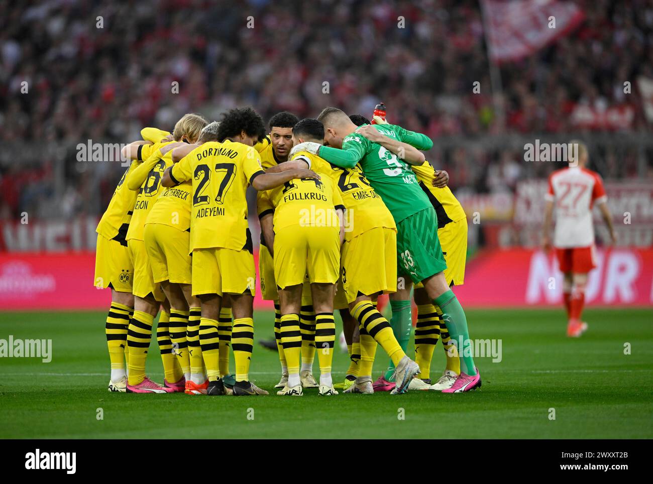 Team building, team circle in front of the start of the match, Borussia ...