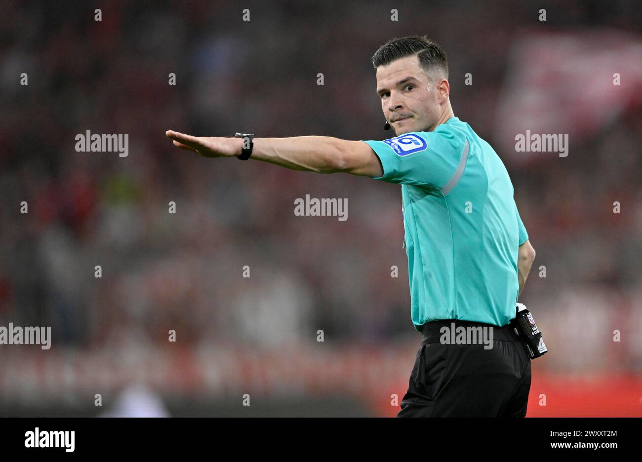 Referee Referee Harm Osmers, gesture, gesture, German Classico FC ...