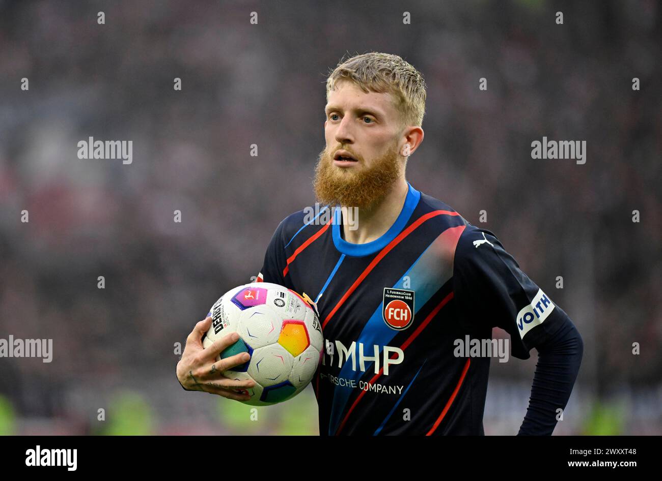 Jan-Niklas Beste 1. FC Heidenheim 1846 FCH (37) with ball, MHPArena ...
