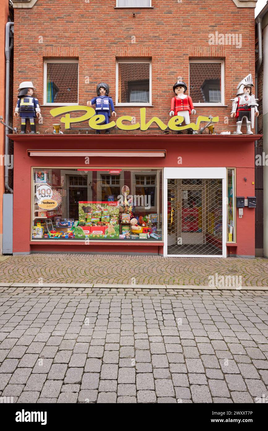 Shop window of a toy shop with oversized Playmobil figures in Warendorf ...