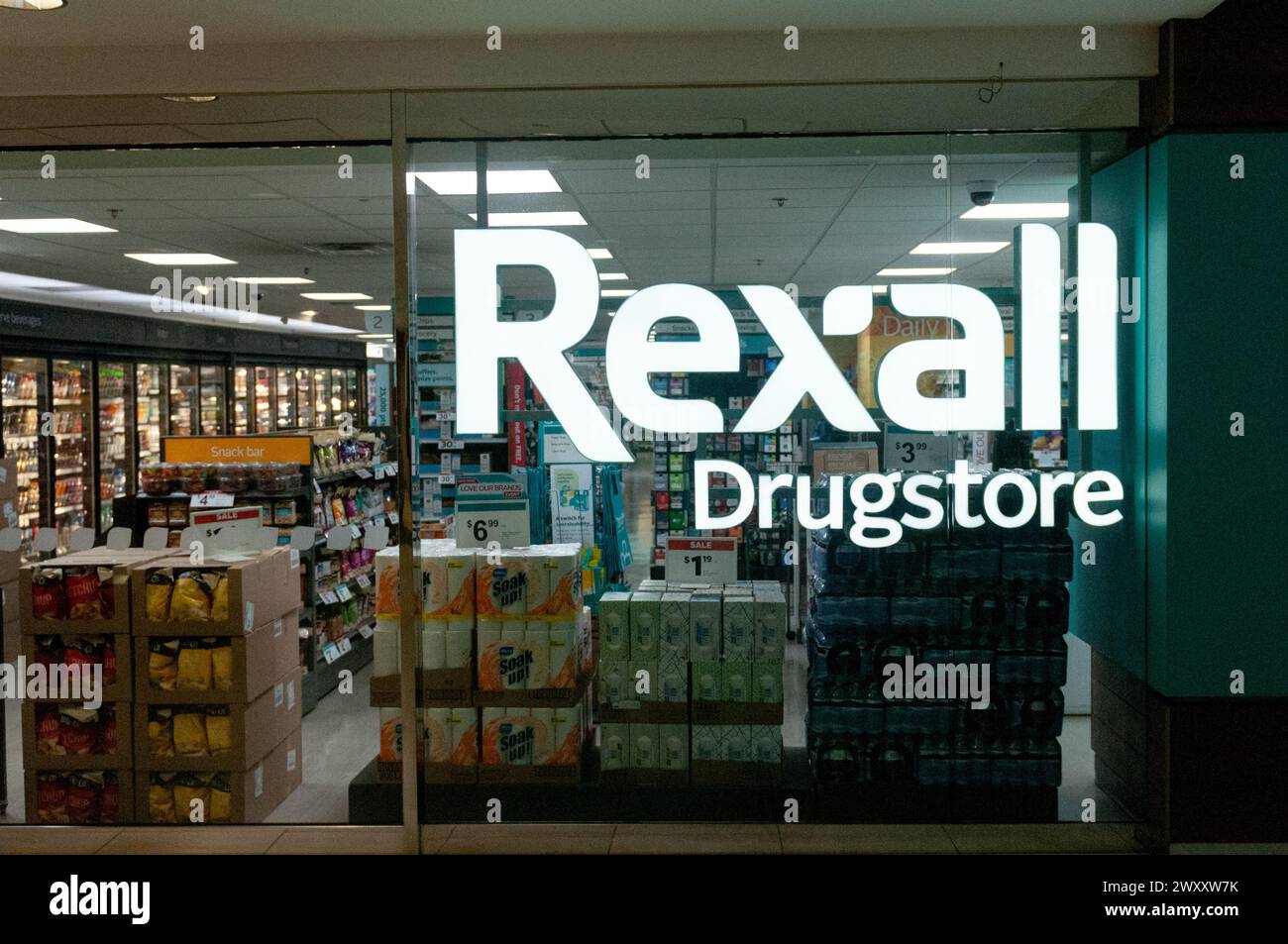 Chain of retail pharmacies hi-res stock photography and images - Alamy