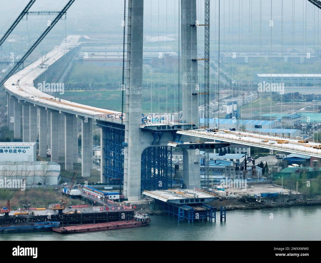Aerial photo shows the Longtan Yangtze River Bridge under construction ...