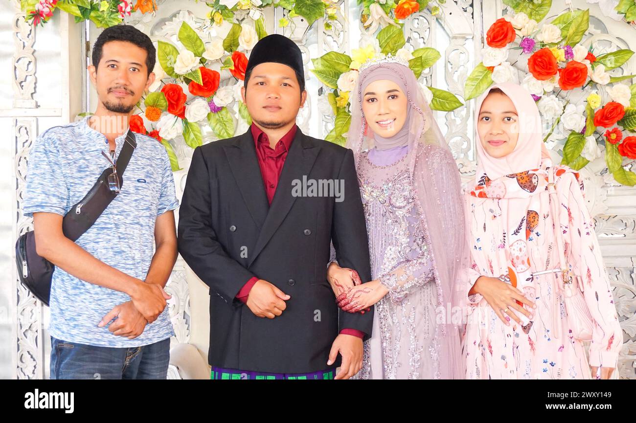 Indonesian muslim wedding hi-res stock photography and images - Alamy