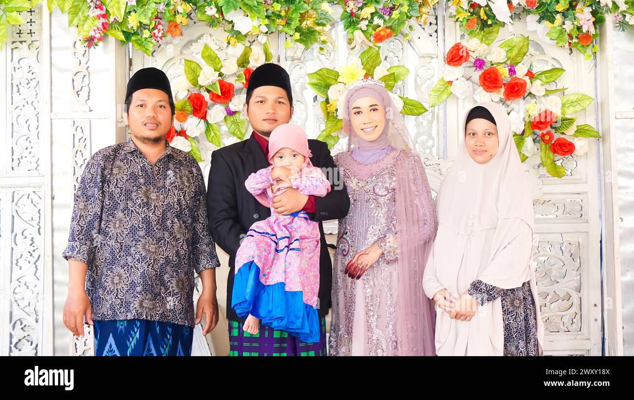 Indonesian muslim wedding hi-res stock photography and images - Alamy