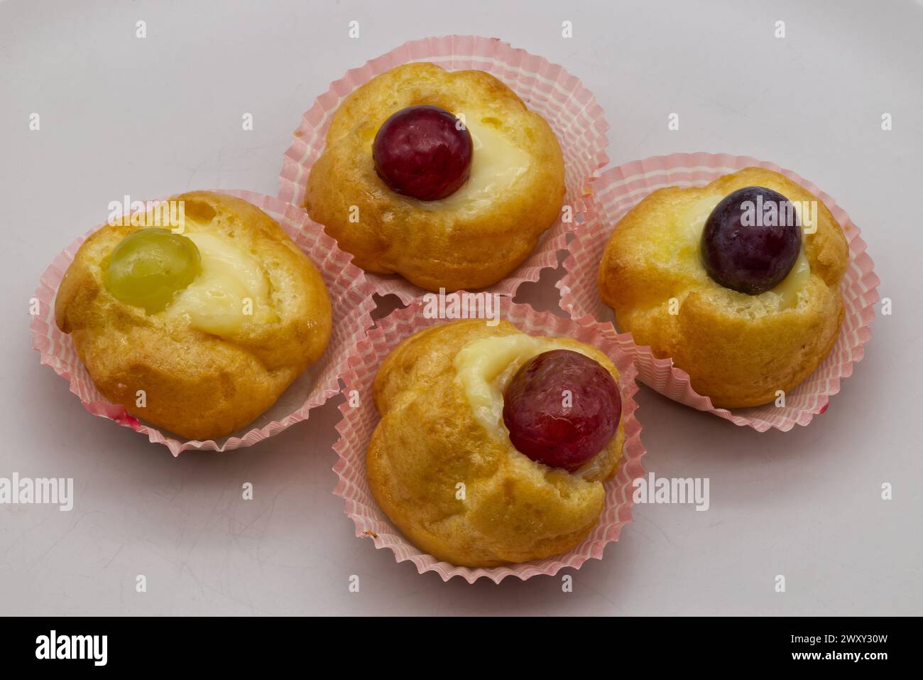 Fruit bignè mignon, bigné alla frutta. Traditional Italian pastry ...