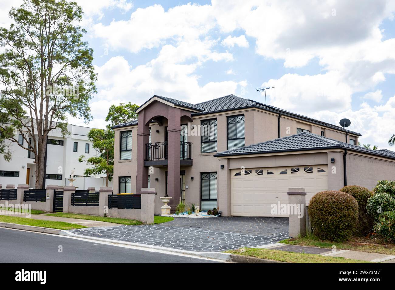 Two storey house exterior hi-res stock photography and images - Alamy