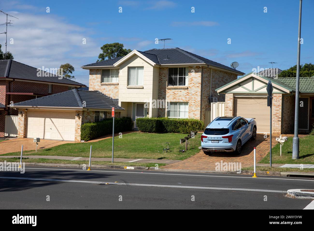 Two storey house exterior hi-res stock photography and images - Alamy