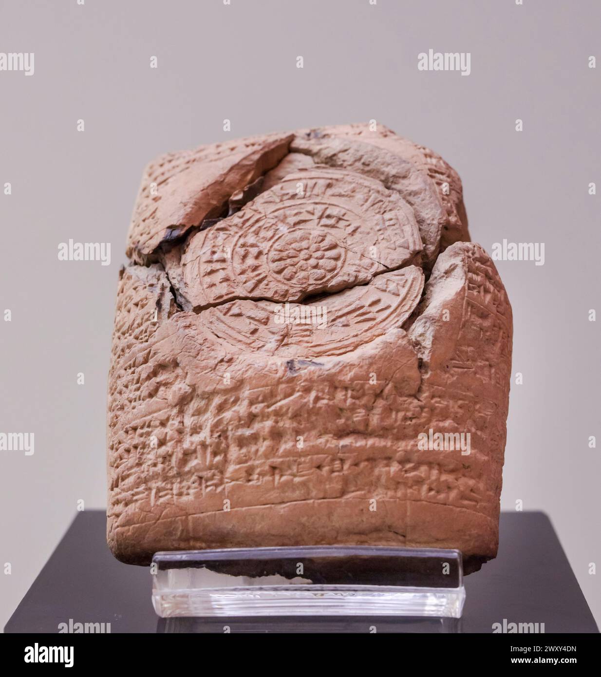 Cuneiform clay tablet hi-res stock photography and images - Alamy