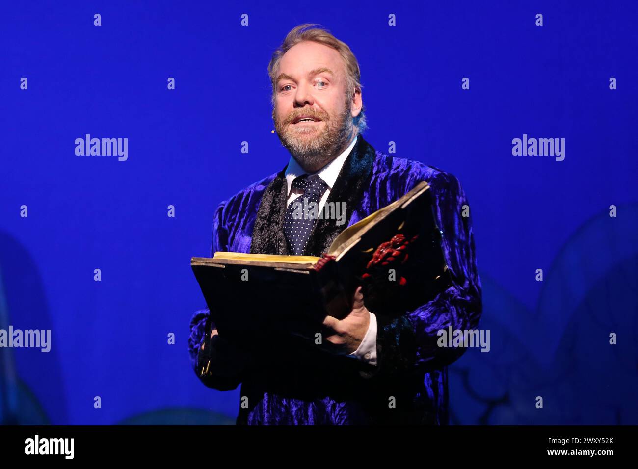 Narrator theatre hi-res stock photography and images - Alamy